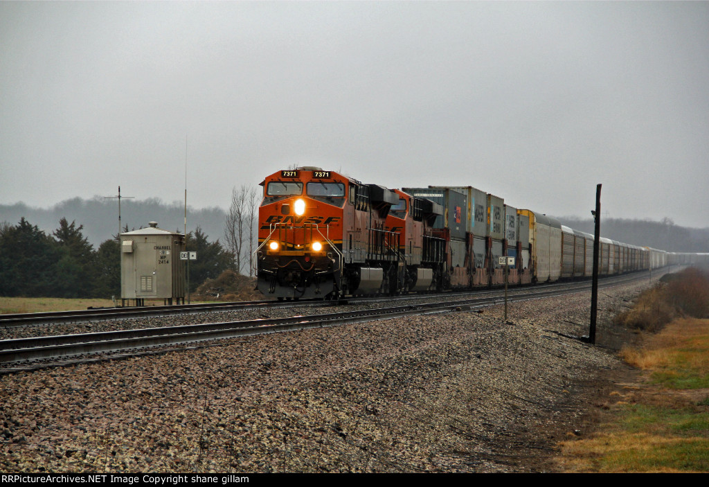 BNSF 7371 Eb into the rain.